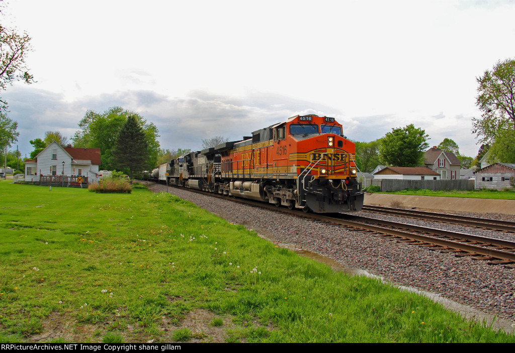 BNSF 4516 takes a freight Eb at peck Park!